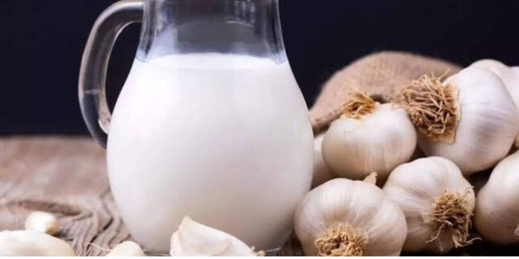 The Surprising Health Benefits of Boiling Garlic in Milk: A Simple ...