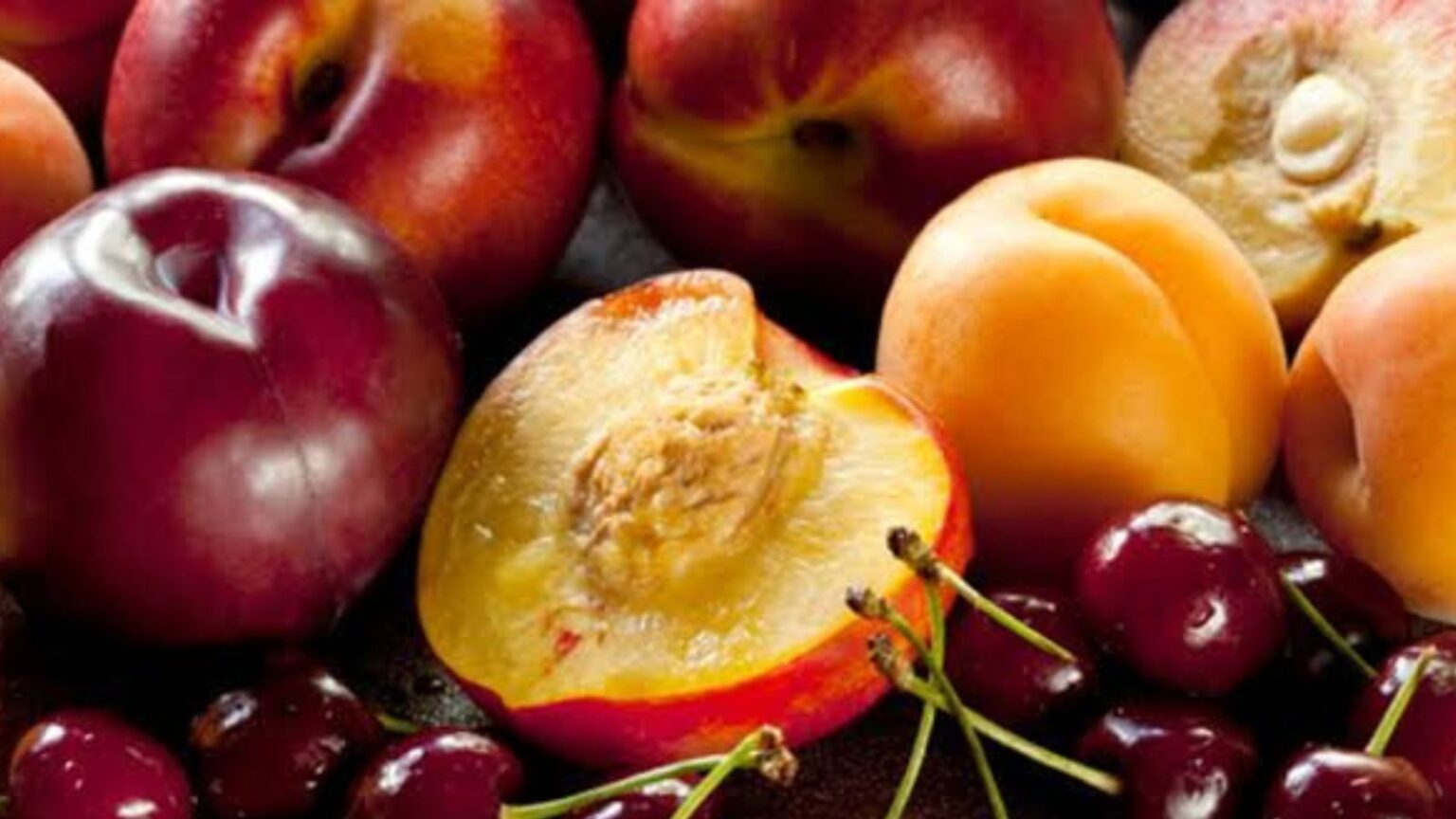 Dangerous Seeds: The Beloved Fruit You Should Never Eat the Seeds Of ...